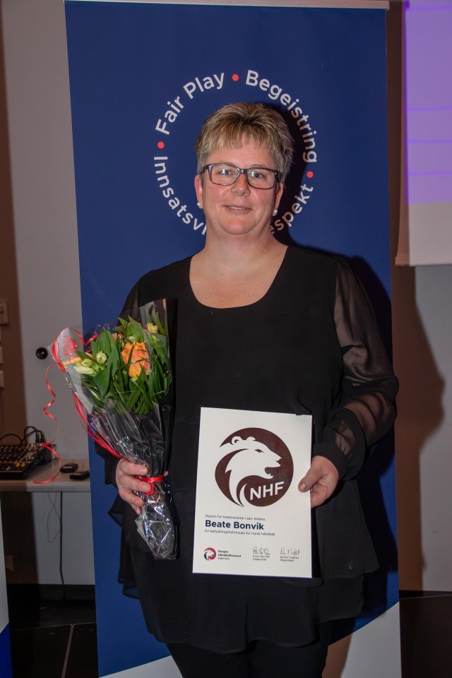 Hedersmerker i sølv og gull utdelt på tinget | handball.no