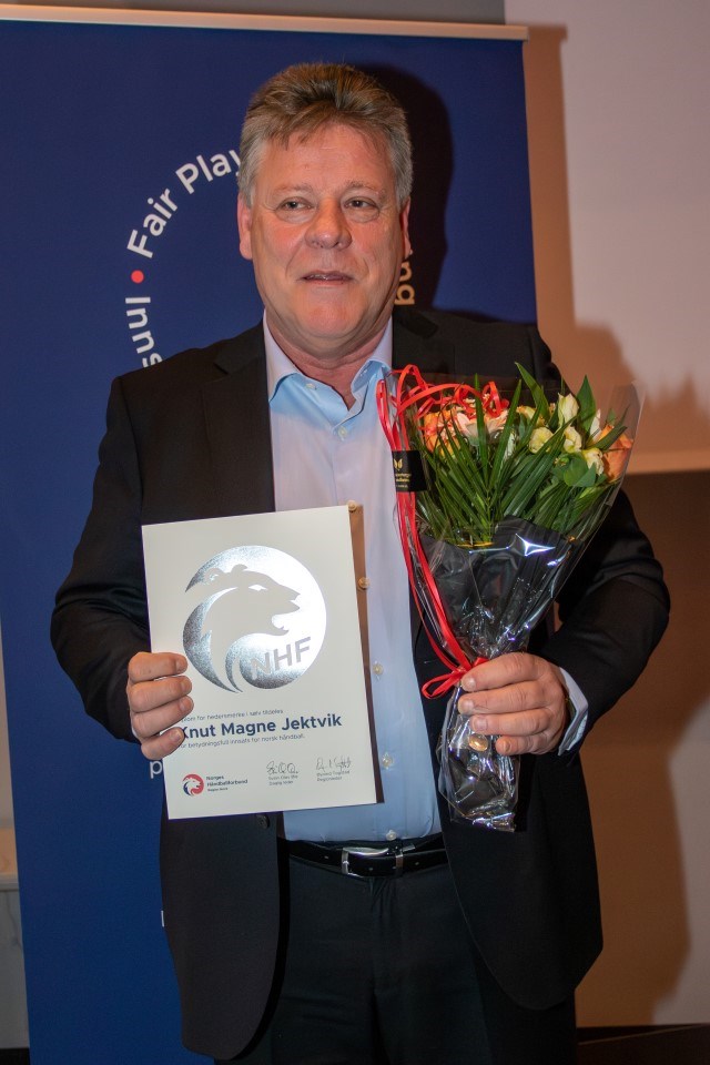 Hedersmerker i sølv og gull utdelt på tinget | handball.no